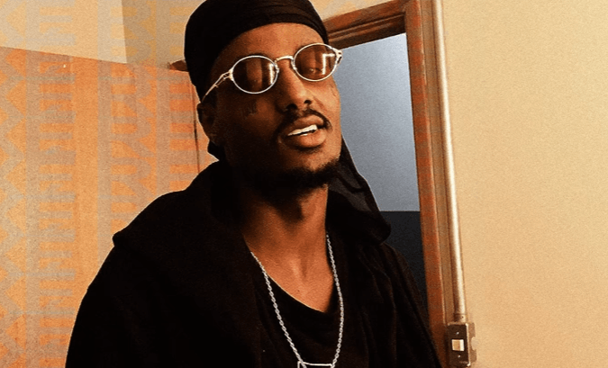 “Faz a pose, olha o flash”: Derek Luccas fala sobre rap e estilo