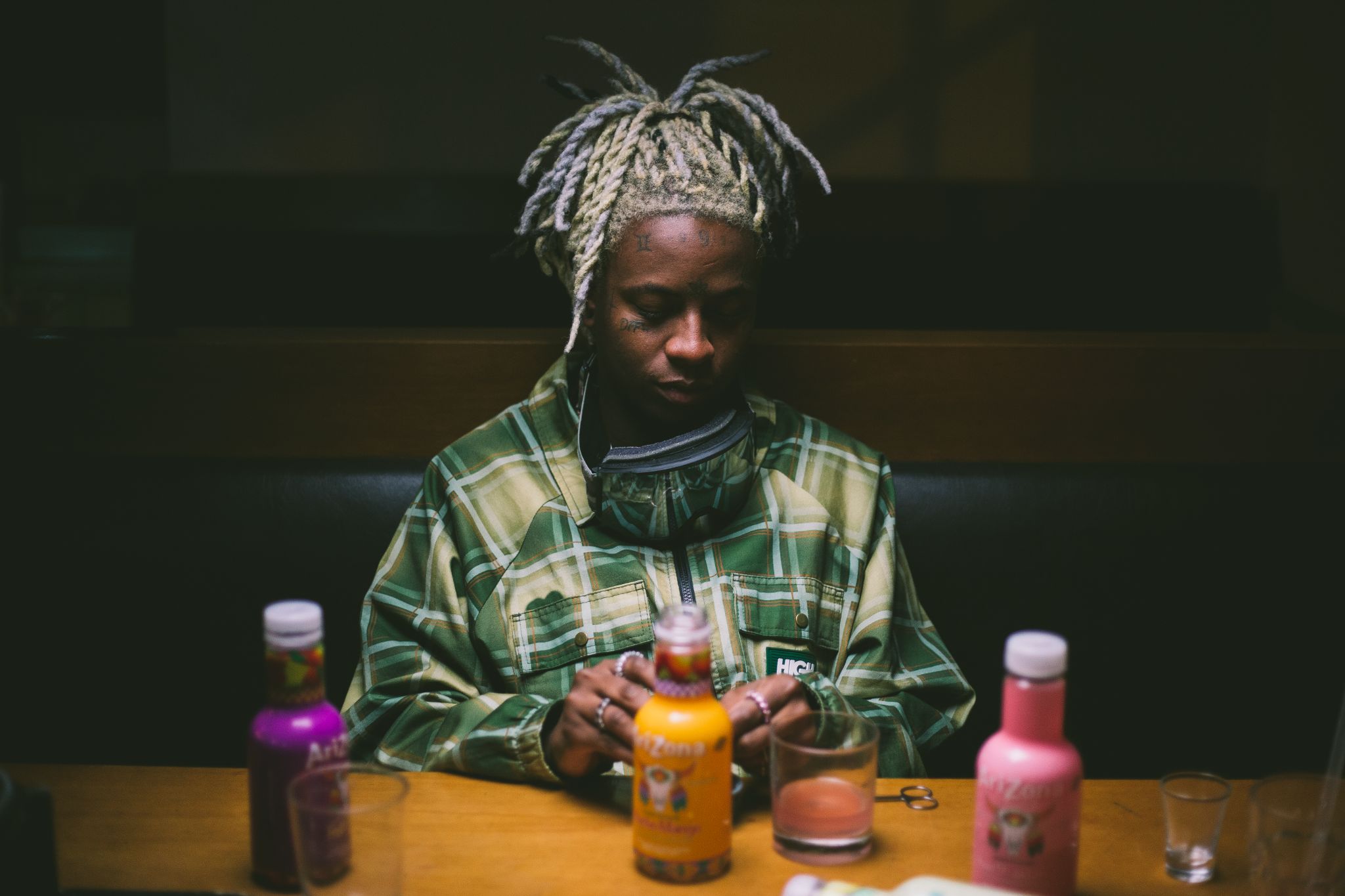Yunk Vino lança o aguardado single “Arizona” e “Olhares”