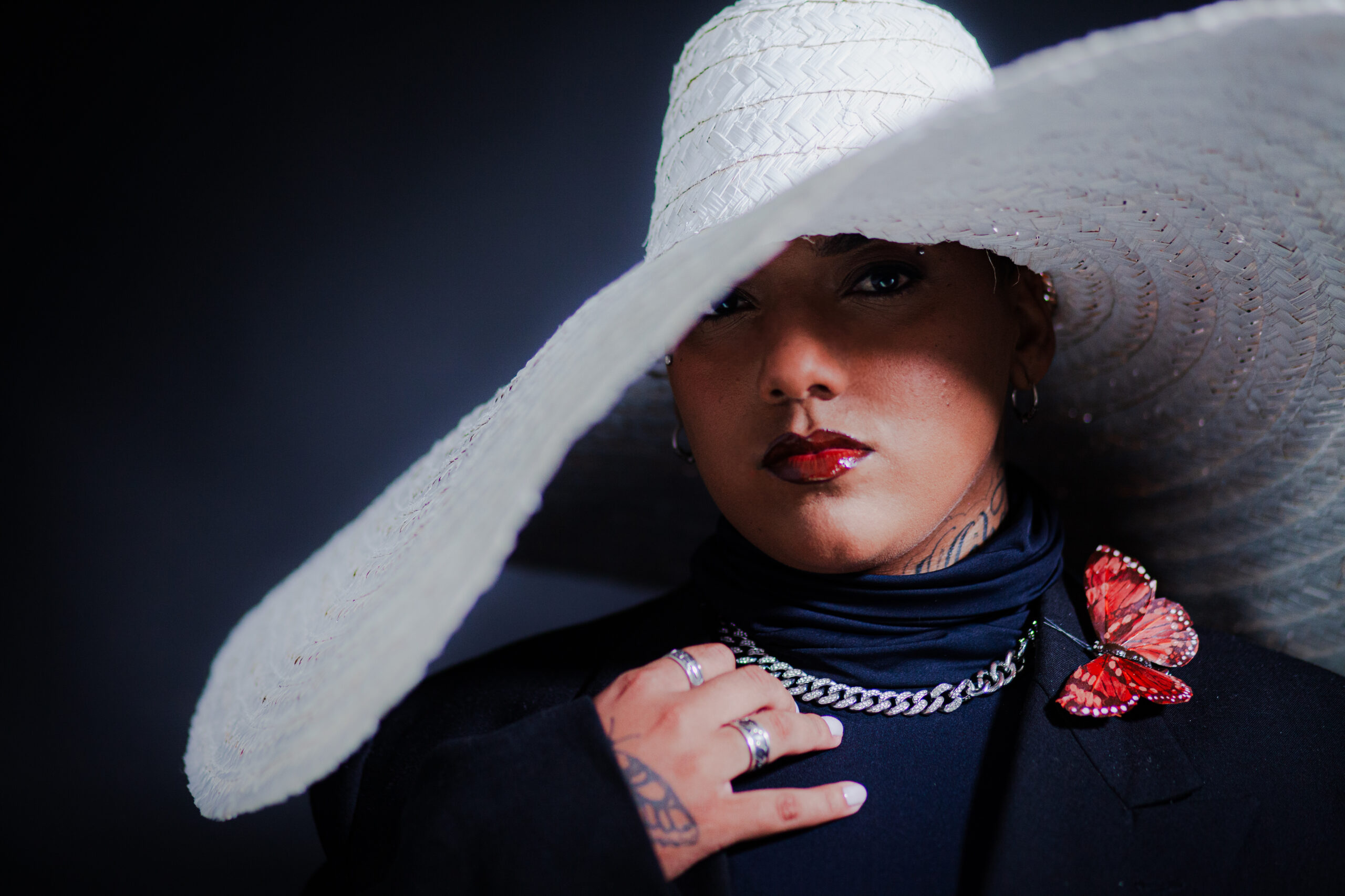 GRANDE: Iza Sabino lança o segundo álbum de sua carreira